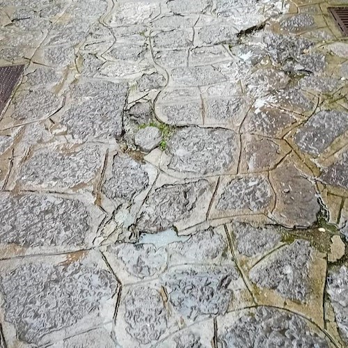 Notizie Costiera Amalfitana - Ravello, troppe buche in via Lacco: donna ... Notizie Costiera Amalfitana - Ravello, troppe buche in via Lacco: donna ...